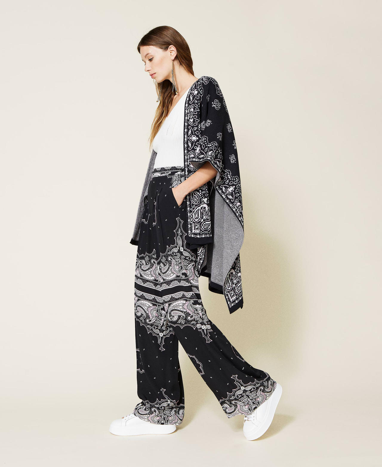 Pantalón palazzo con estampado bandana