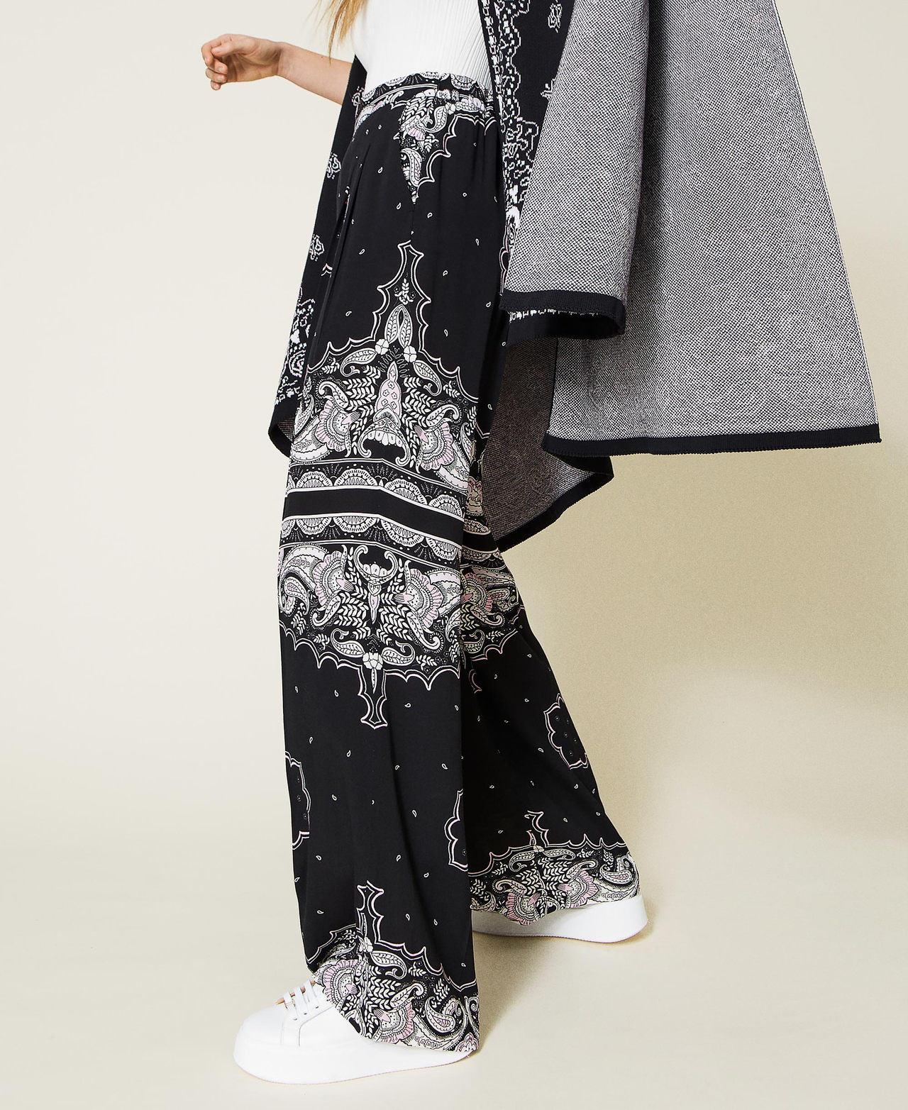 Pantalón palazzo con estampado bandana