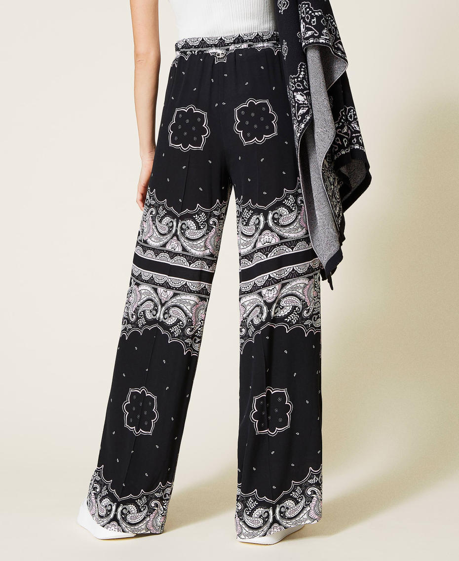 Pantalón palazzo con estampado bandana