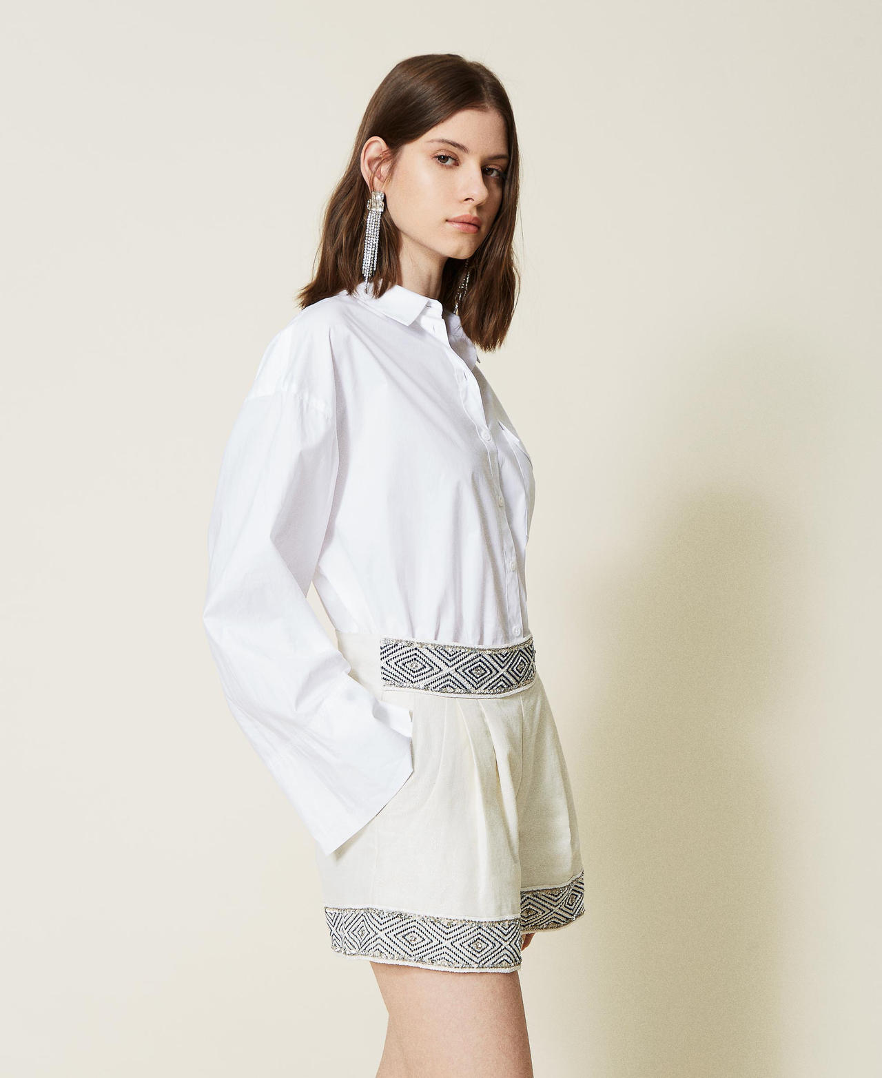 Short en lin mélangé avec broderies réalisées à la main Femme, Blanc ...