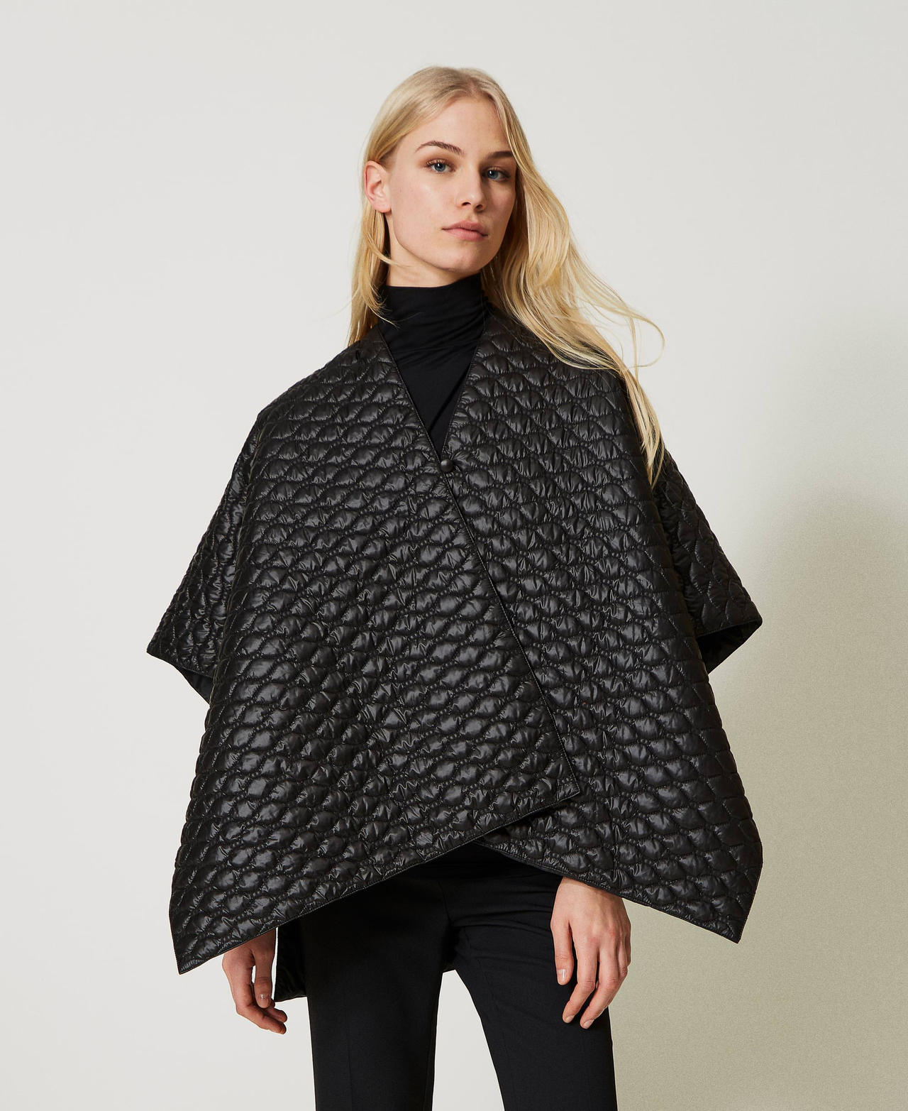 Poncho trapuntato con Oval T Donna, Nero | TWINSET Milano