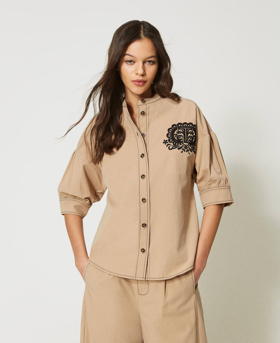 Camisa de popelina pespunteada con bordado Oval T Mujer, Beige ...
