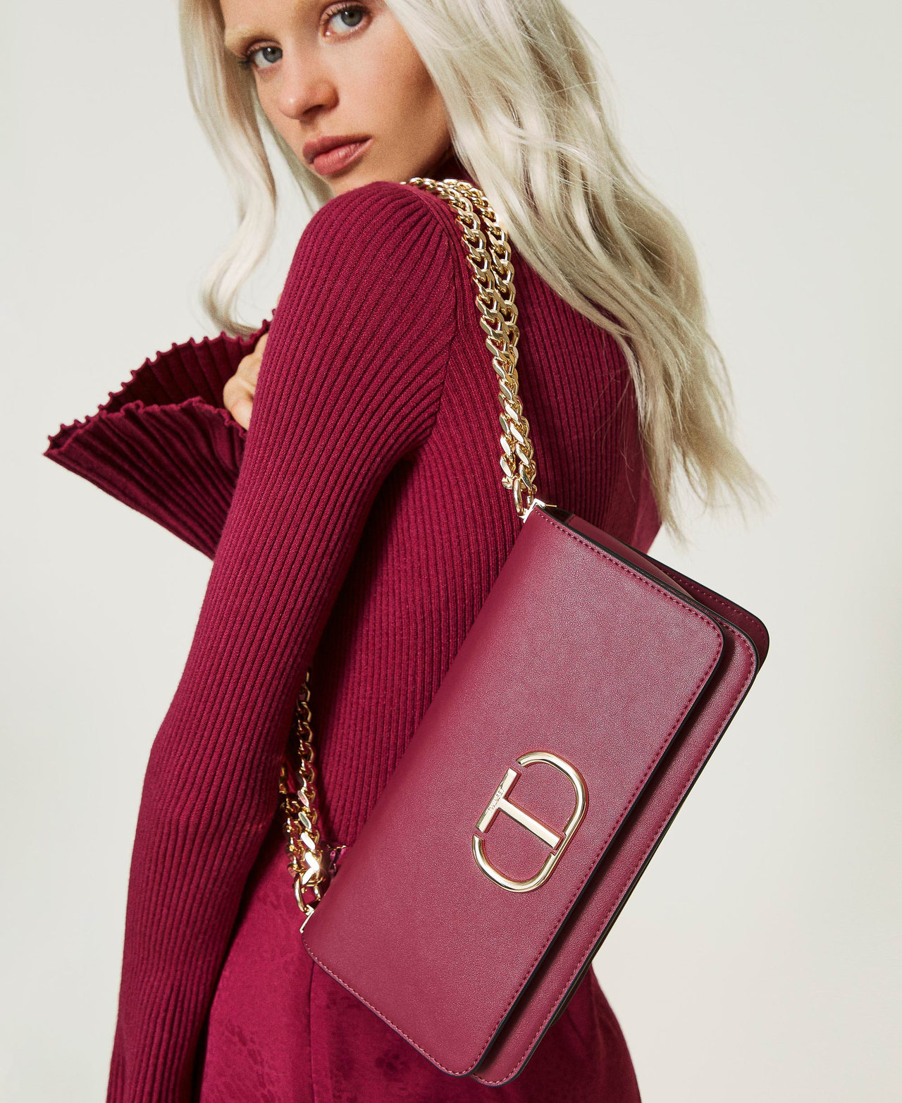 Sliding shoulder strap bag with Oval T Woman, Purple | TWINSET Milano