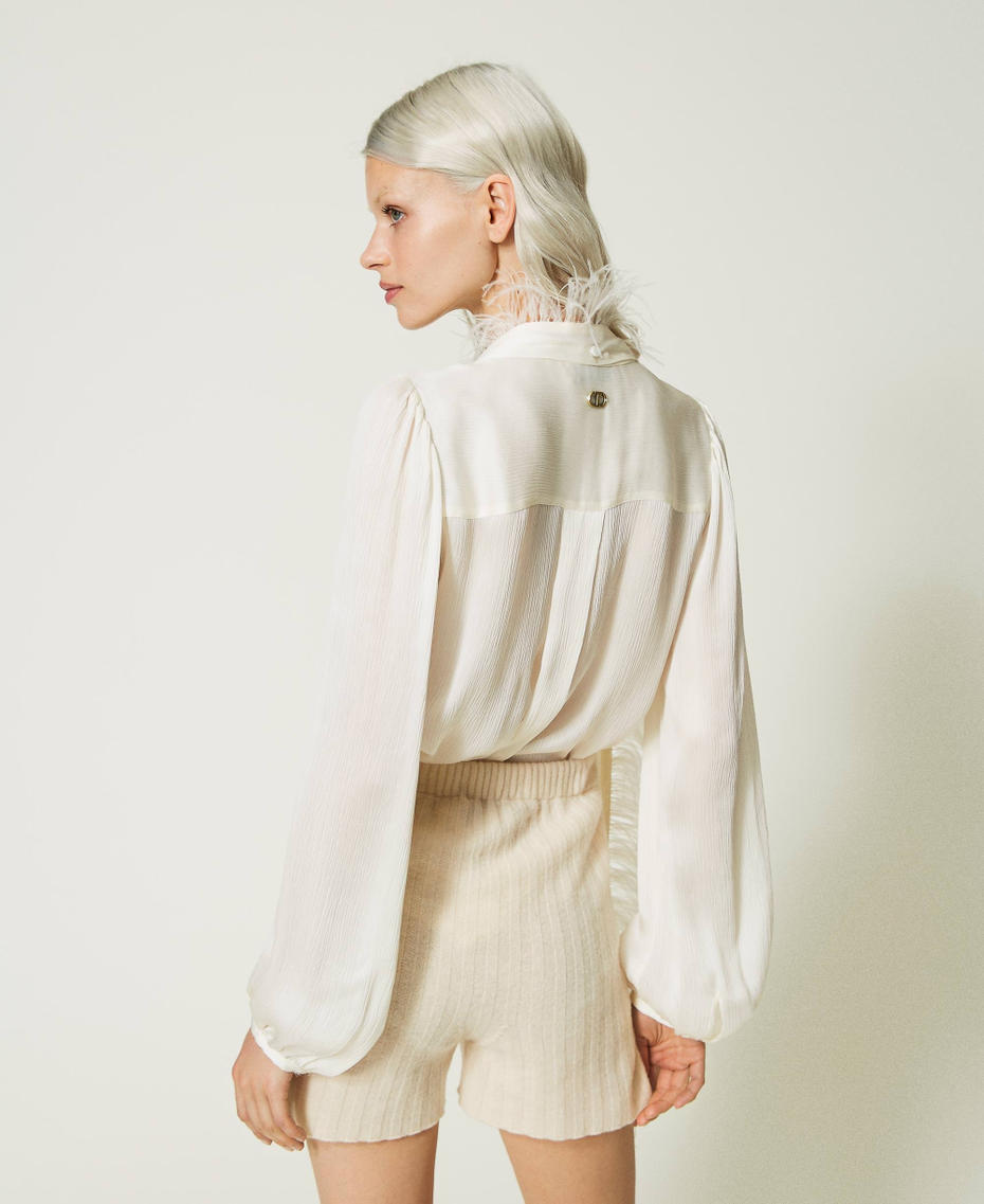 Camicia in raso creponne con piume Donna, Bianco | TWINSET Milano