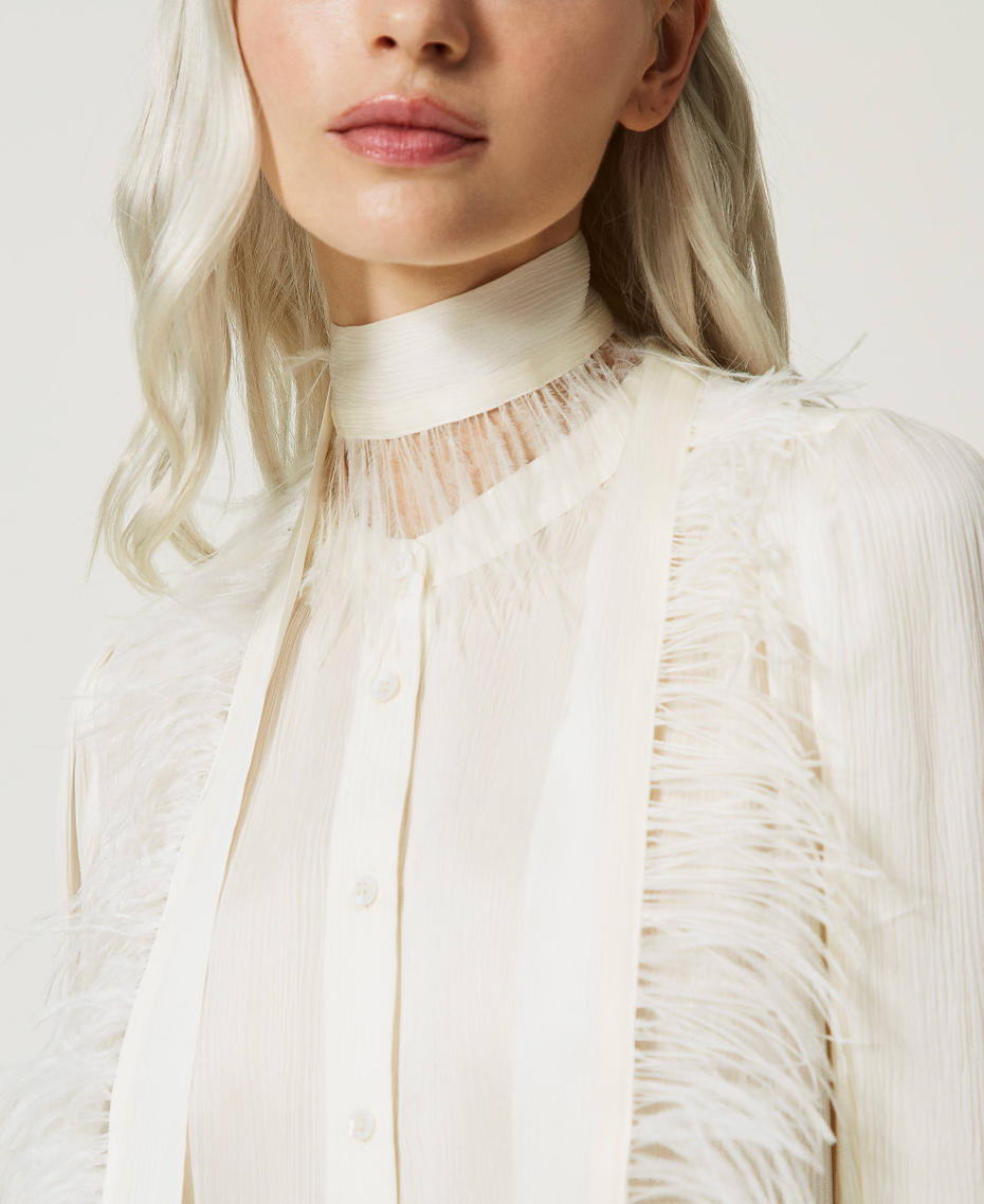 Camicia in raso creponne con piume Donna, Bianco | TWINSET Milano