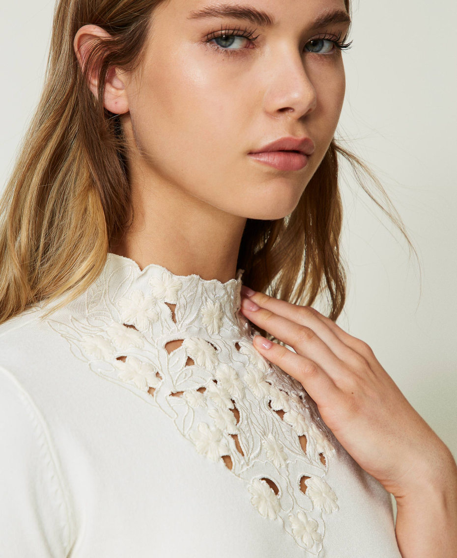Maglia lupetto con ricamo sangallo Donna, Bianco | TWINSET Milano