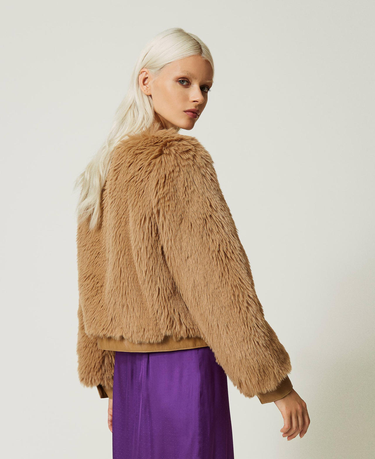 Giacca corta in faux fur Donna, Beige | TWINSET Milano Giacca corta in faux fur Donna, Beige | TWINSET Milano