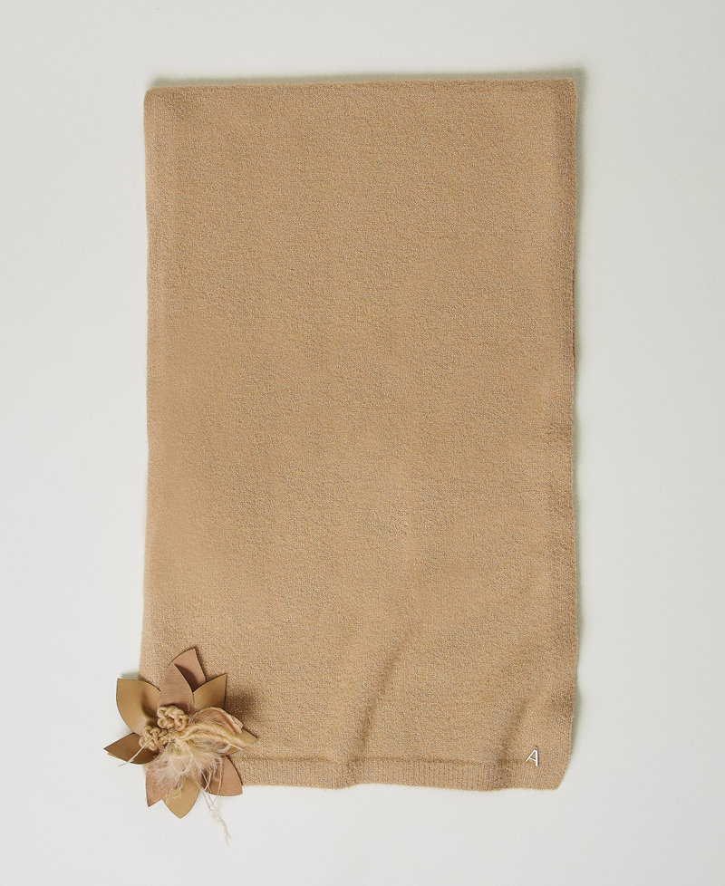 Knit scarf with floral brooch Woman, Beige | TWINSET Milano