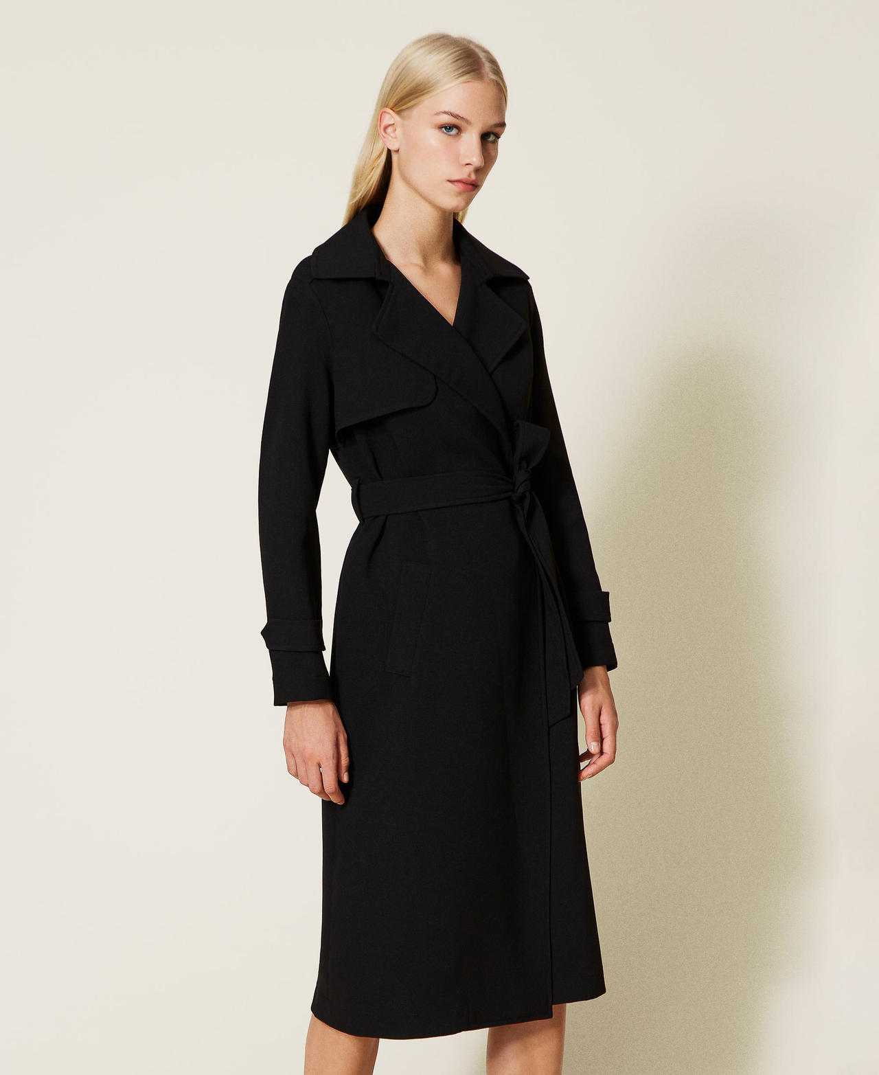 Gabardina de crepé con cinturón Mujer, Negro | TWINSET Milano